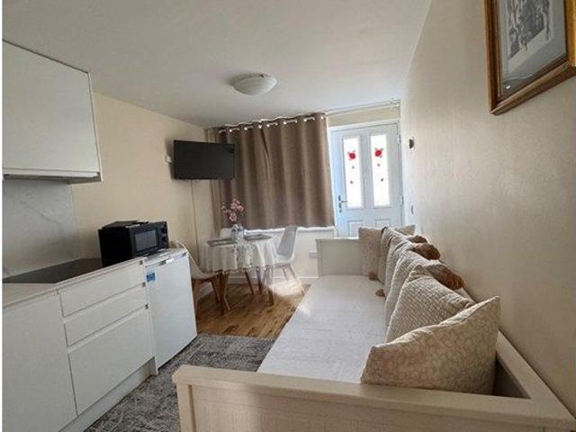 Handcross Road, Luton LU2, 1 bed semi detached house to rent, £1,200 pcm | PrimeLocation