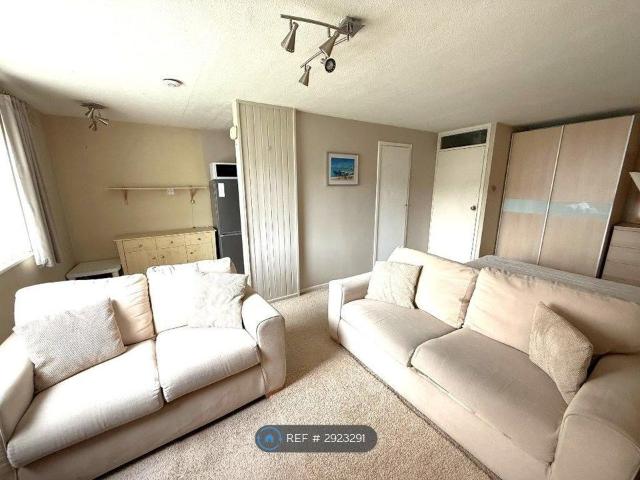 Handcross Road, Luton LU2, Studio to rent, £825 pcm | PrimeLocation