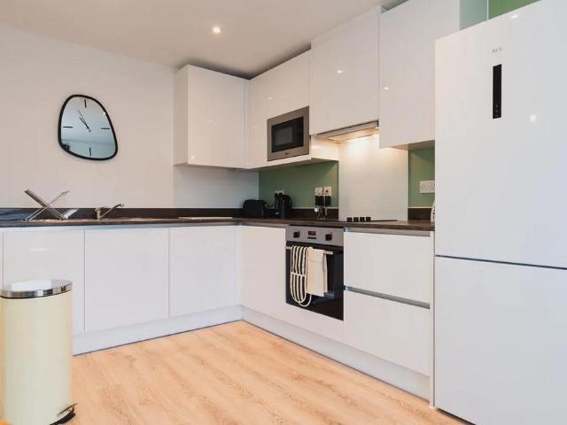 Handley Drive, London SE3 2 bed apartment to rent £2,200 pcm £508 pw