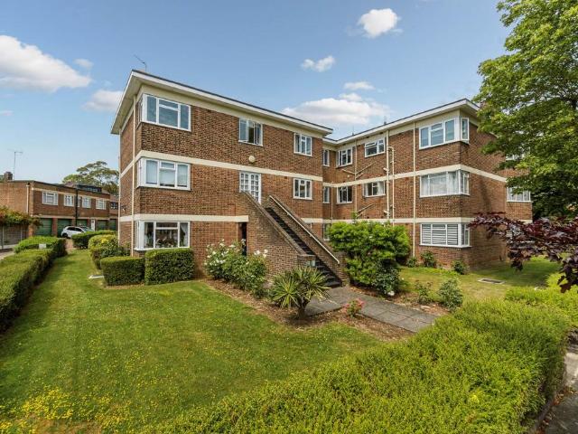 Hanger Court, Hanger Green 2 bed apartment to rent £2,150 pcm £496 pw