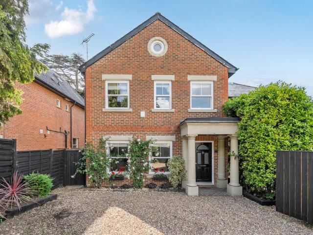 Hanger Hill, Weybridge, Surrey, KT13 5 bed detached house to rent £6,000 pcm £1,385 pw