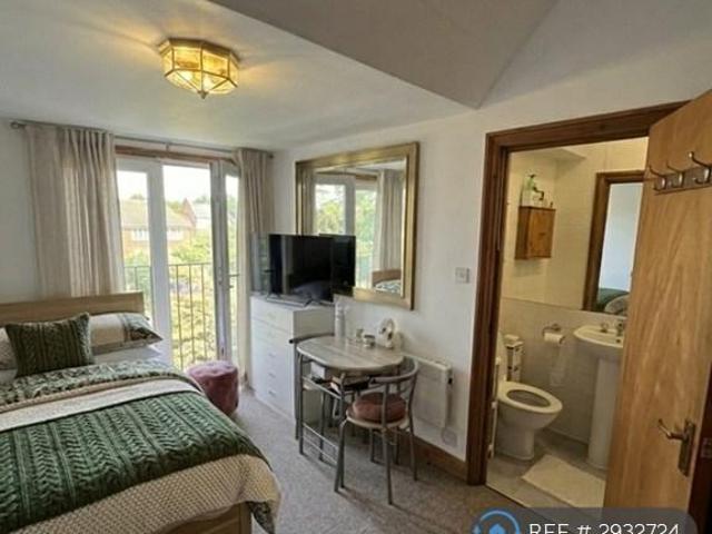 Hanger Lane, London, W5 Studio to rent £1,195 pcm £276 pw