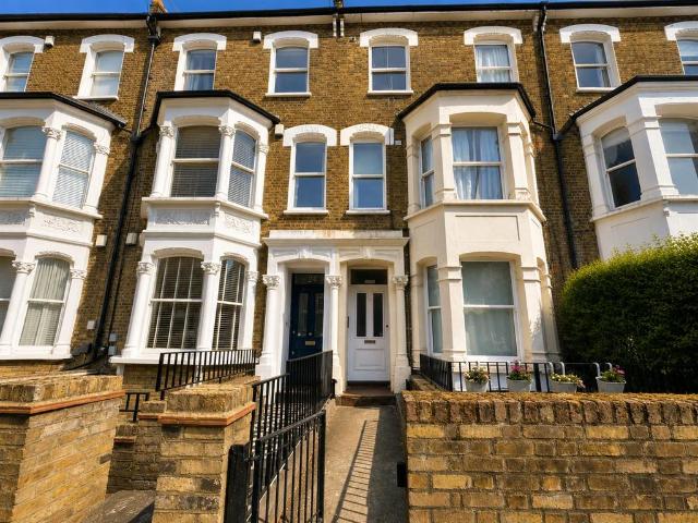 Hanley Road, London 2 bed flat to rent £2,250 pcm £519 pw