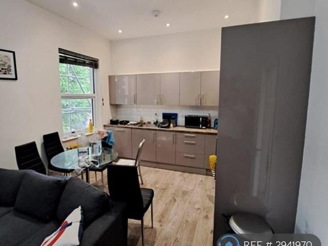 Hanley Road, London, N4 3 bed flat to rent £2,980 pcm £688 pw