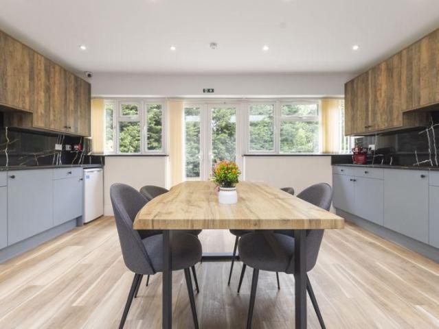 Hanmer Road, next to St Thomas. Studio to rent £1,000 pcm £231 pw