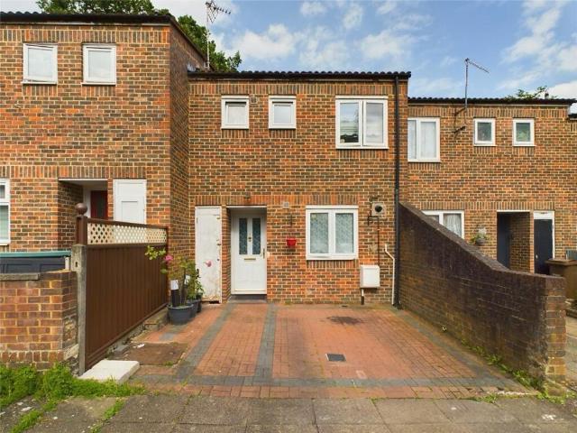 Hanselin Close, Stanmore HA7 3 bed terraced house to rent £2,400 pcm £554 pw