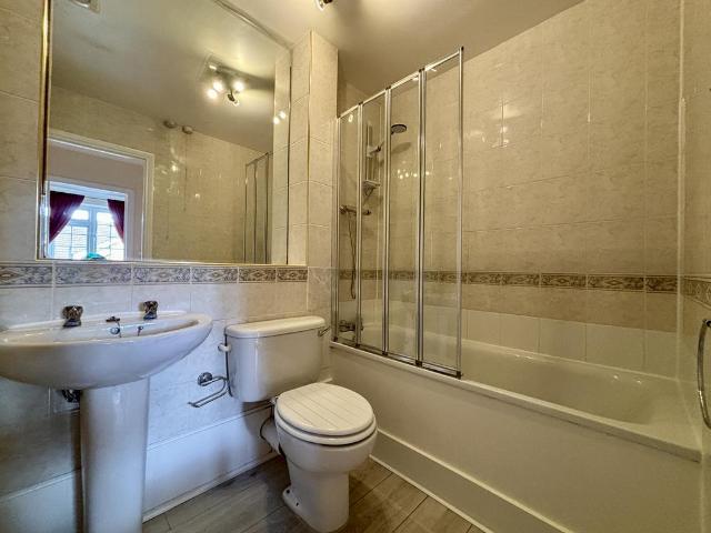 Hanson Close, Beckenham, BR3 2 bed flat to rent £1,750 pcm £404 pw