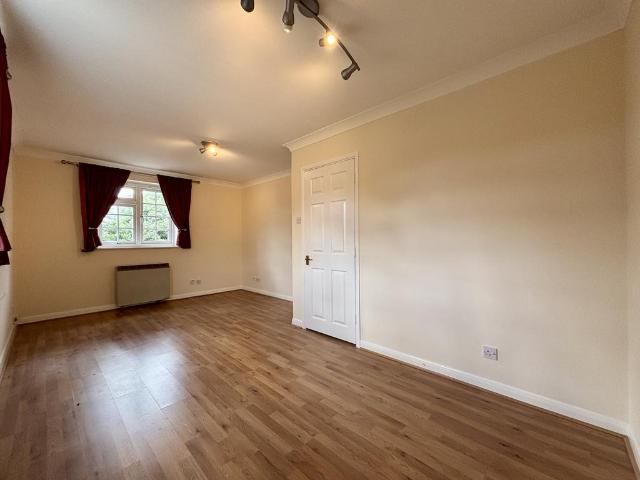 Hanson Close, Beckenham, BR3 2 bed flat to rent £1,800 pcm £415 pw