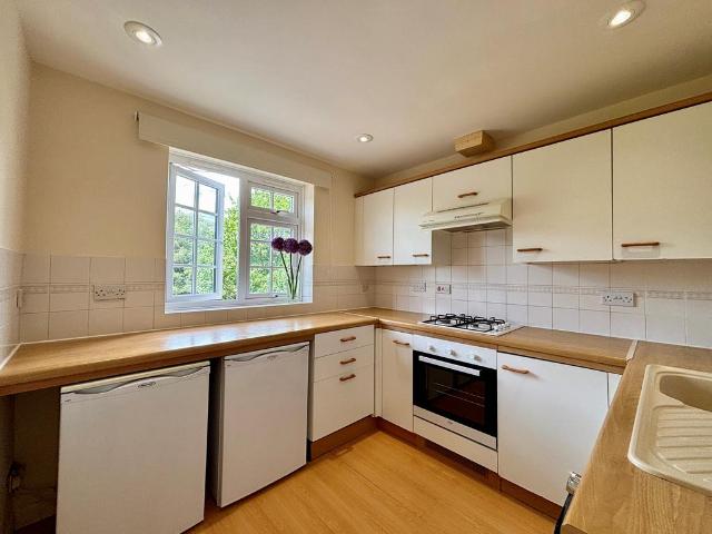 Hanson Close, Beckenham, BR3 2 bed flat to rent £1,800 pcm £415 pw