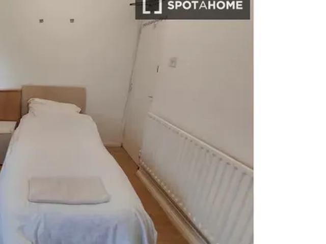 Hackney Cycles, 507 Hackney Road, London, E2 9ED, United Kingdom | Room for rent #166212487 | Rentberry