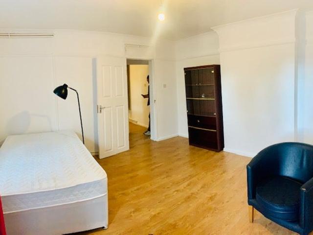 Hackney, E2, Newly Refurbished 2 Bedroom Apartment
