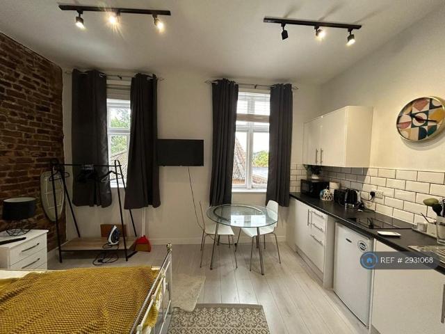 Hackney Road, London, E2 Studio to rent £1,550 pcm £358 pw