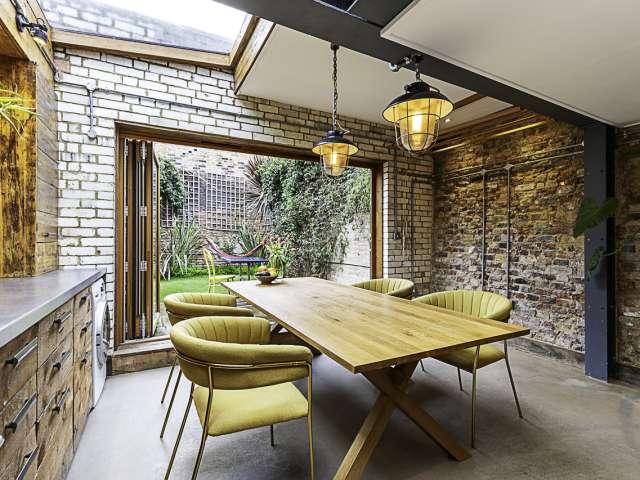 Hackney Victoria Park: Generous 2 Bed Terrace