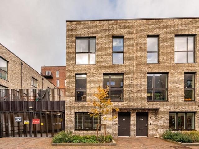 Hackney Wick, London, E20 4 bed terraced house to rent £8,498 pcm £1,961 pw