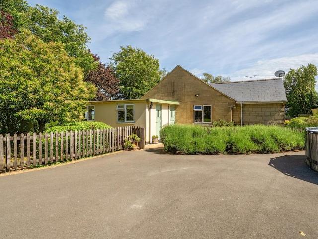 Hackpen Swindon SN4 3 bed bungalow to rent £2,350 pcm £542 pw