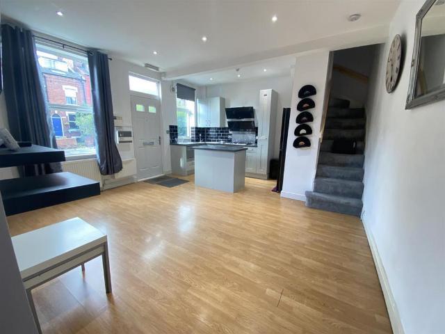 Haddon Avenue, Leeds 3 bed detached house to rent £2,080 pcm £480 pw