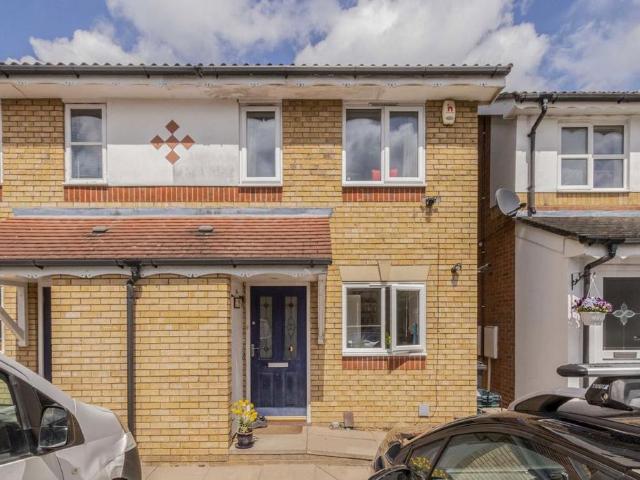 Hadleigh Close, London SW20 2 bed flat to rent £2,400 pcm £554 pw