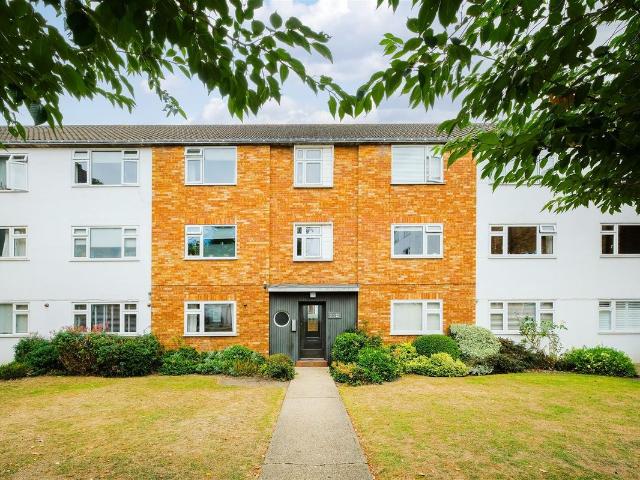 Hadleigh Lodge, Snakes Lane West, Woodford Green IG8, 2 bed flat to rent, £1,800 pcm | PrimeLocation