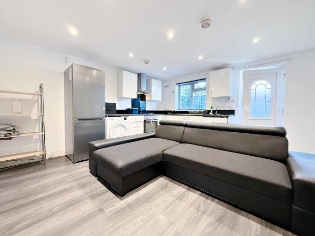 Hadley Gardens, Southall, UB2 1 bed flat to rent £1,395 pcm £322 pw