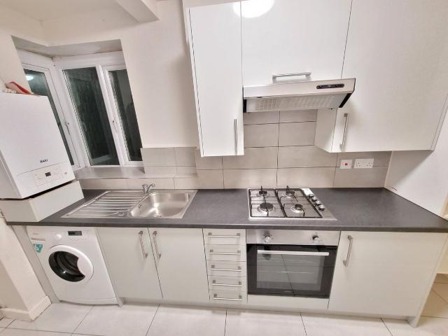 Hadley Hall, Lynwood Grove N21, 2 bed flat to rent, £1,800 pcm | PrimeLocation