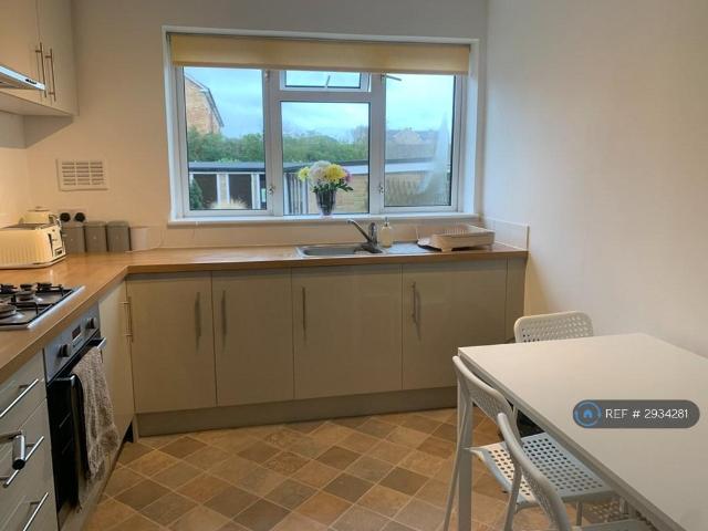 Hadrian Way, Staines Upon Thames, TW19 2 bed flat to rent £1,550 pcm £358 pw