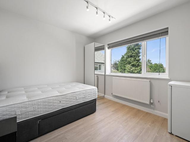 Hagden Lane, Watford, Hertfordshire WD18, Room to rent, £775 pcm | PrimeLocation