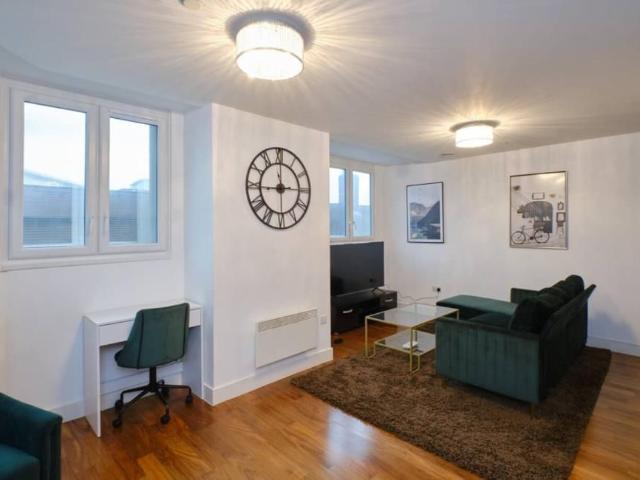 Hagley Road, Birmingham B16, 2 bed flat to rent, £1,000 pcm | PrimeLocation