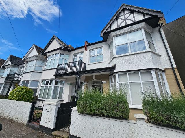 Hainault Avenue, Westcliff On Sea SS0, 2 bed flat to rent, £1,200 pcm | PrimeLocation