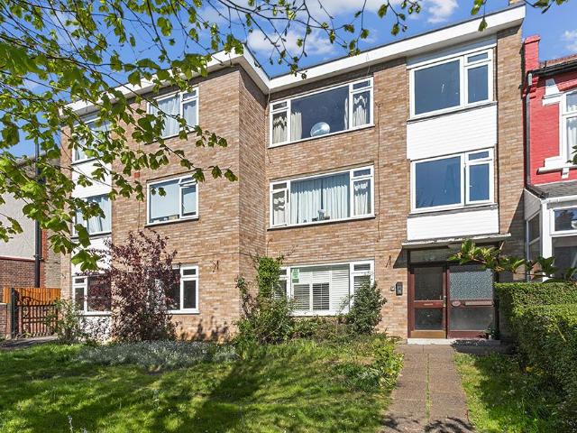 Hainault Road, Leytonstone E11, 2 bed flat to rent, £2,100 pcm | PrimeLocation