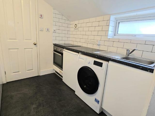 Hainault Road, Romford, Essex RM5, 1 bed flat to rent, £1,300 pcm | PrimeLocation