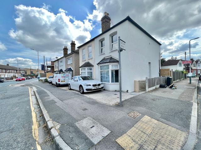Hainault Road, Romford RM5, 1 bed flat to rent, £1,300 pcm | PrimeLocation