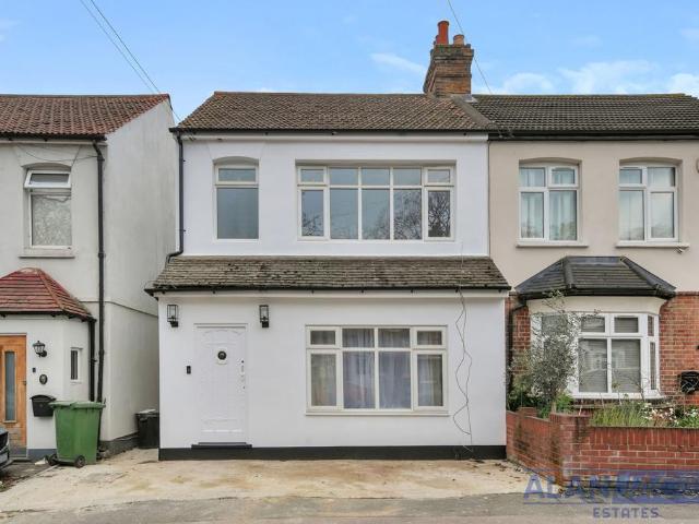 Hainault Road, Romford RM5 1 bed flat to rent £1,550 pcm £358 pw