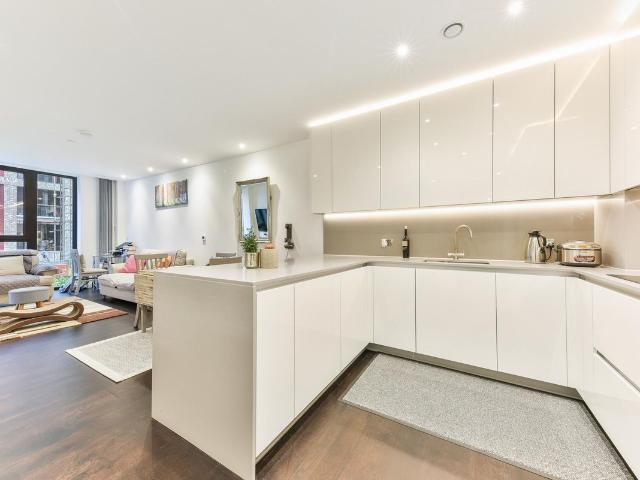 Haines House, Charles Clowes Walk, London SW11, 2 bed flat to rent, £3,850 pcm | PrimeLocation