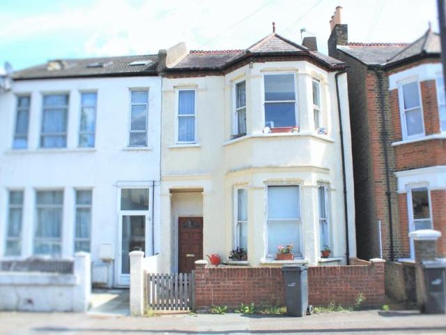 Hainthorpe Rd, West Norwood, London. 2 bed flat to rent £1,750 pcm £404 pw