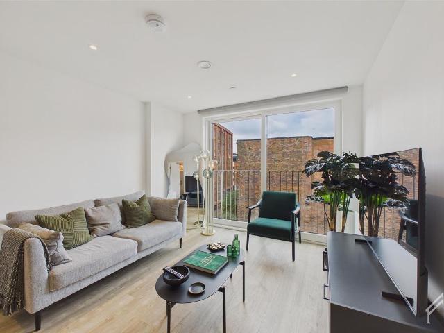 Hairpin House, Birmingham B12, 2 bed flat to rent, £1,300 pcm | PrimeLocation