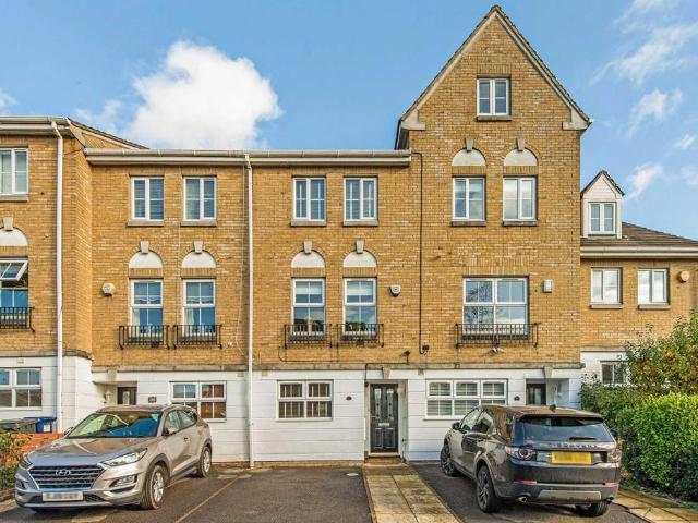 Halton Close, London N11 4 bed house to rent £3,000 pcm £692 pw