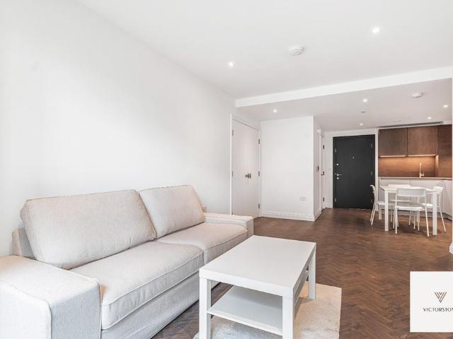 Halcyon House, Royal Eden Docks. 1 bed apartment to rent £2,200 pcm £508 pw
