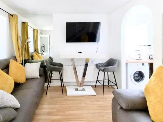 Haldene Road, Thamesmead SE28 1 bed detached house to rent £1,550 pcm £358 pw