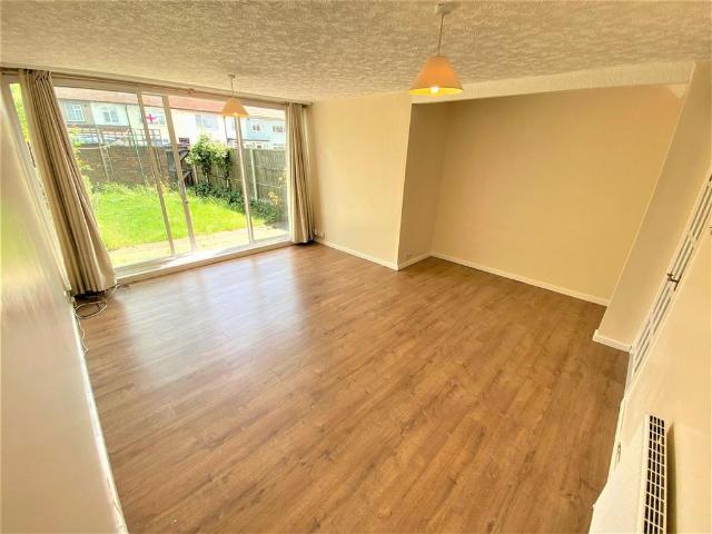 Haldon Close, Chigwell, IG7 3 bed terraced house to rent £1,900 pcm £438 pw