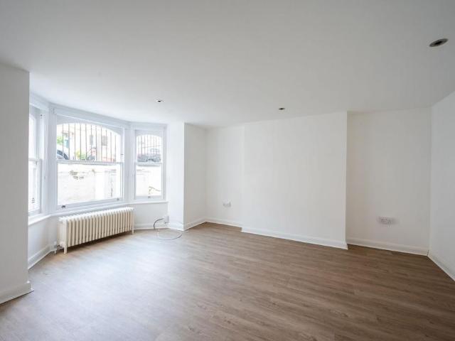Haldon Road, West Hill, London, SW18 1 bed flat to rent £3,250 pcm £750 pw