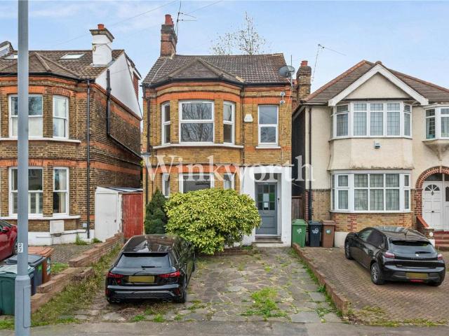 Hale End Road, Woodford Green, IG8 2 bed apartment to rent £1,700 pcm £392 pw