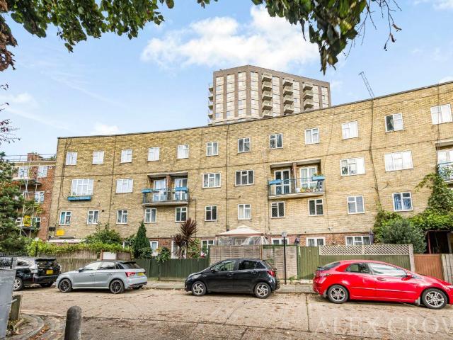 Hale Gardens, Tottenham Hale N17, 3 bed flat to rent, £2,700 pcm | PrimeLocation