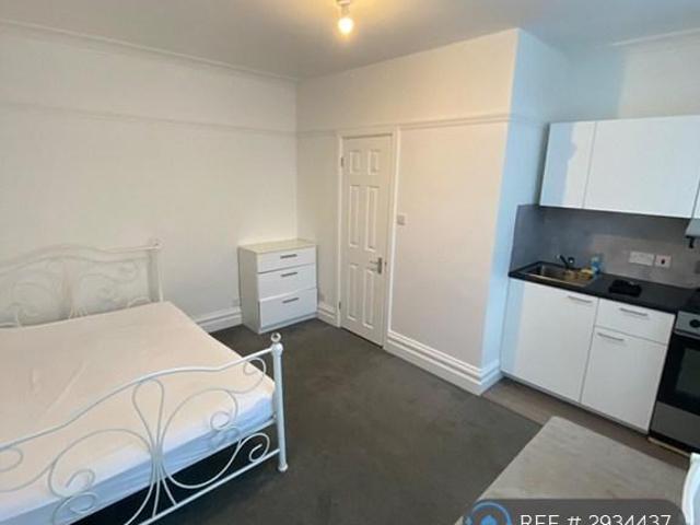 Hale Lane, London, NW7 Studio to rent £1,050 pcm £242 pw