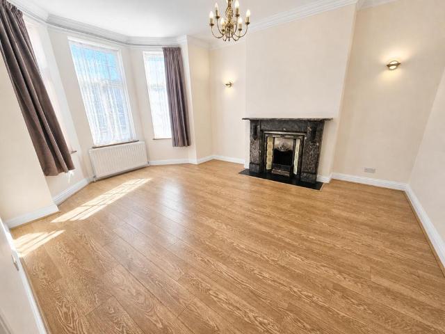 Hale Lane, Mill Hill, NW7 2 bed flat to rent £1,890 pcm £436 pw