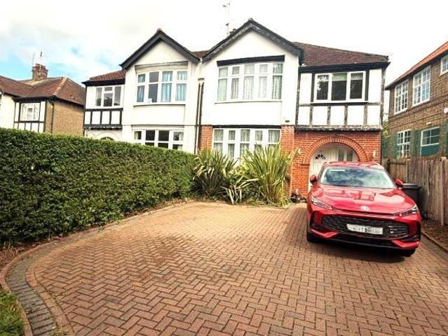 Hale Lane, Mill Hill, NW7 2 bed flat to rent £1,900 pcm £438 pw