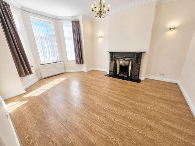 Hale Lane, Mill Hill NW7, 2 bed flat to rent, £1,895 pcm | PrimeLocation
