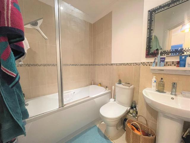 Hale Road, Farnham GU9, 2 bed flat to rent, £1,400 pcm | PrimeLocation