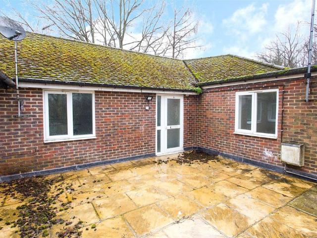 Hales Drive, Canterbury, Kent, CT2 3 bed flat to rent £1,450 pcm £335 pw