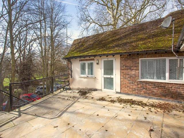 Hales Drive, Canterbury, Kent, CT2 4 bed flat to rent £1,700 pcm £392 pw