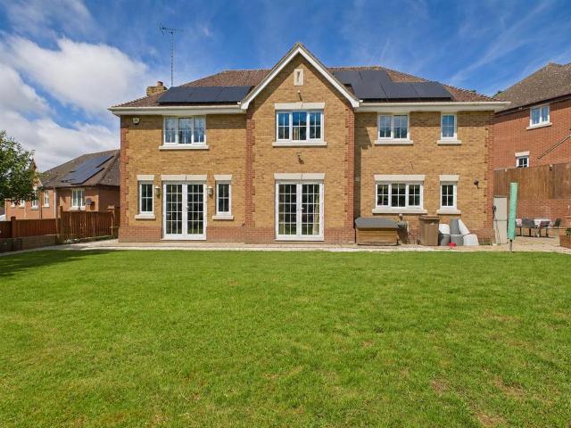 Half Acre, Hitchin SG5 5 bed house to rent £4,000 pcm £923 pw